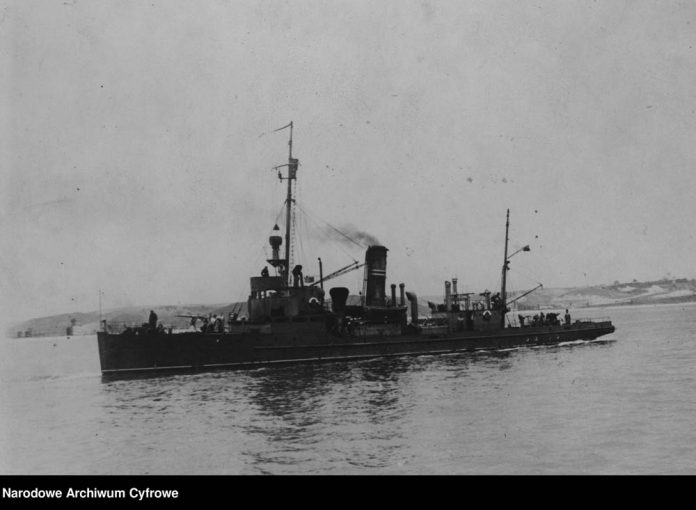 [ORP RYBITWA] Trałowiec ORP RYBITWA na Zatoce Gdańskiej | Rocznik Gdyński