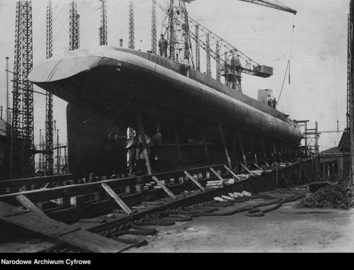 [ORP RYŚ] Kadłub okrętu podwodnego RYŚ na rusztowaniach | Rocznik Gdyński