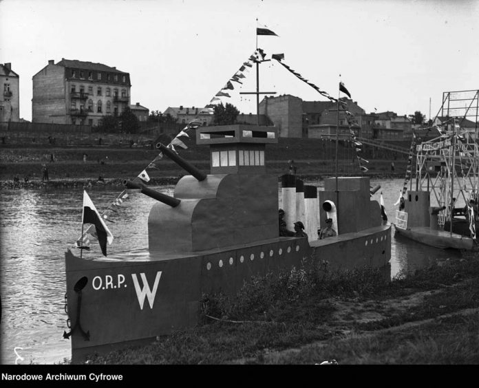 [ORP WICHER] Makieta ORP WICHER na łodzi przycumowanej przy jednym z ...