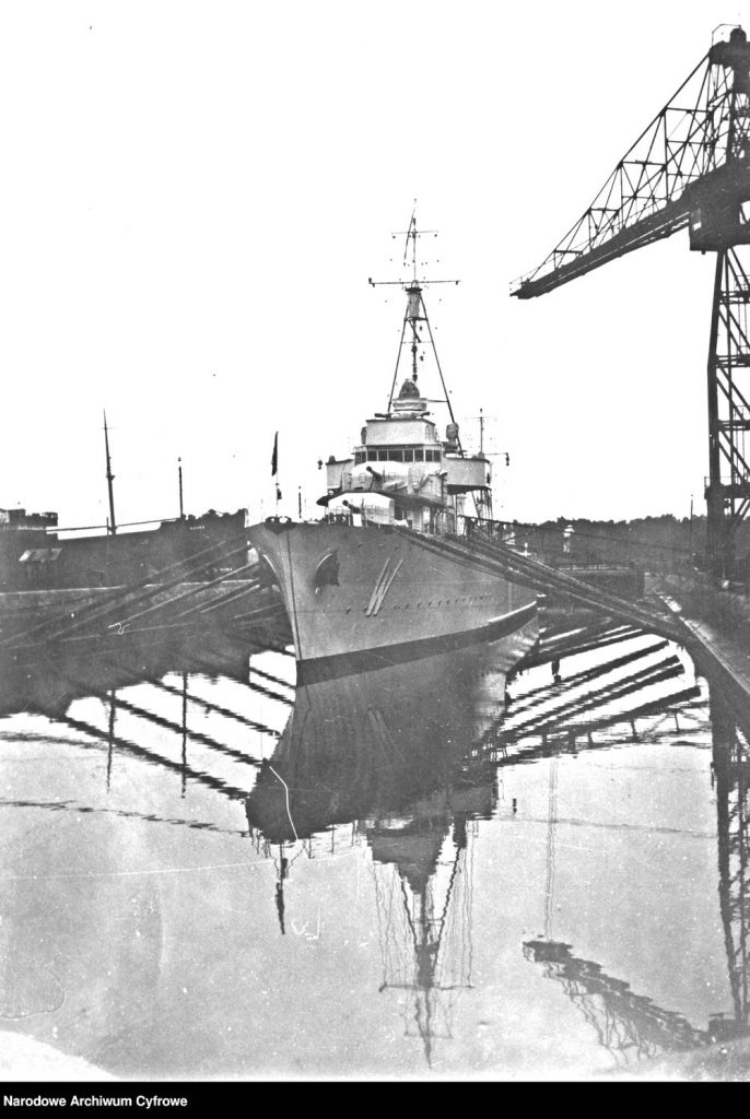 [ORP WICHER] Niszczyciel ORP WICHER w doku | Rocznik Gdyński
