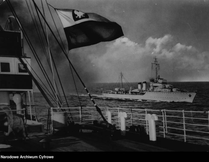 [ORP WICHER] Niszczyciel ORP Wicher – widok z pokładu innego okrętu ...